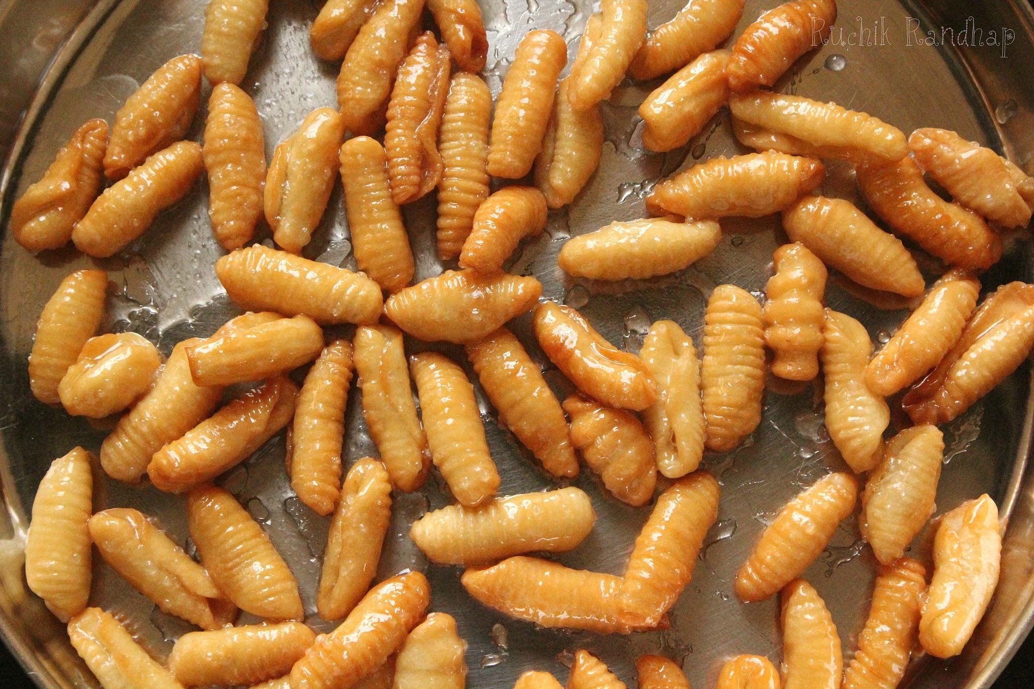 Kidyo/Kidiyo/Kulkuls (Sweet Dough Curls) + Video! - Ruchik Randhap